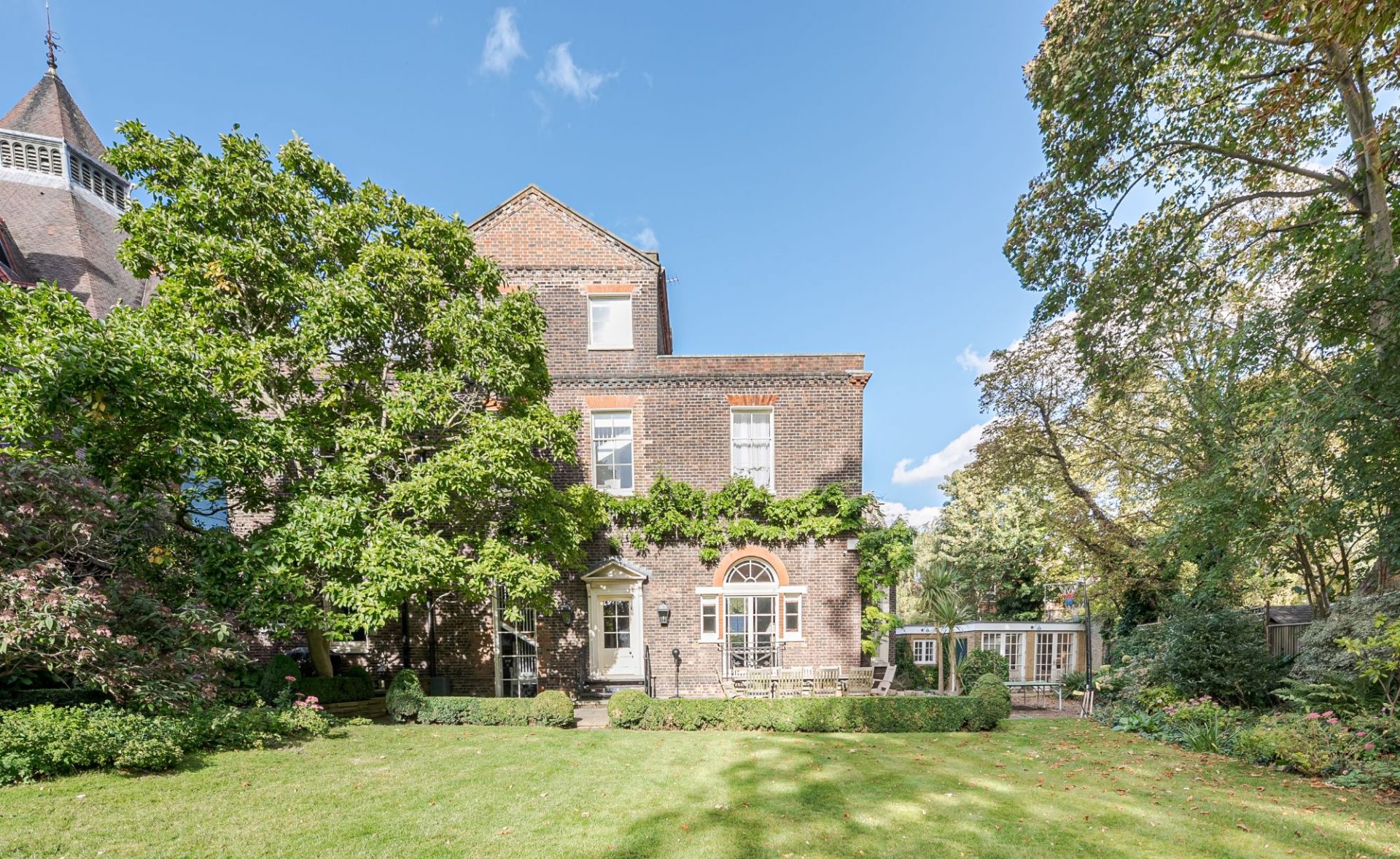 Rosslyn Hill, London – Milton Stone